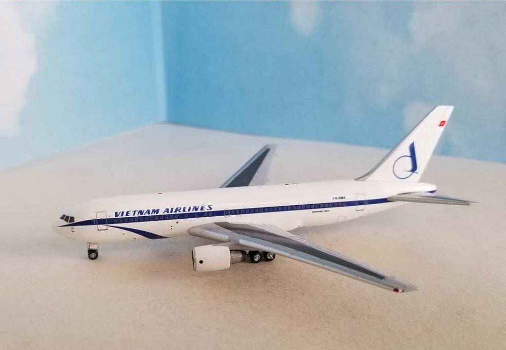 AC411215 | Aero Classics 1:400 | Boeing 767-200 Vietnam Airlines VH-RM — Aviation Retail Direct